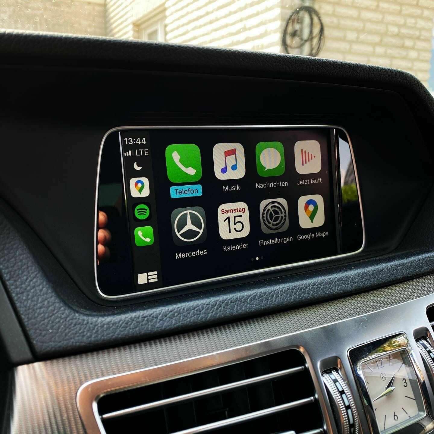 Mercedes Tesla Screen – Merge Screens